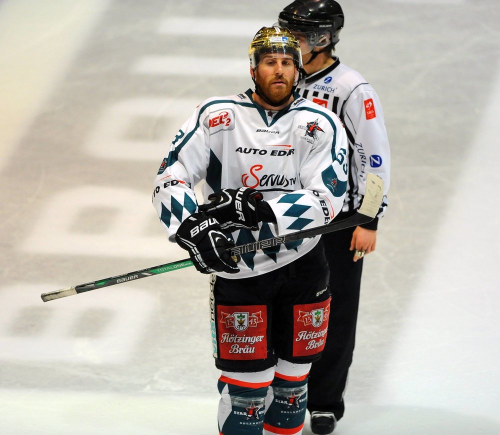 Erst zwei Volltreffer auf dem Eis, dann voll im Auto: Shawn Weller baut ...