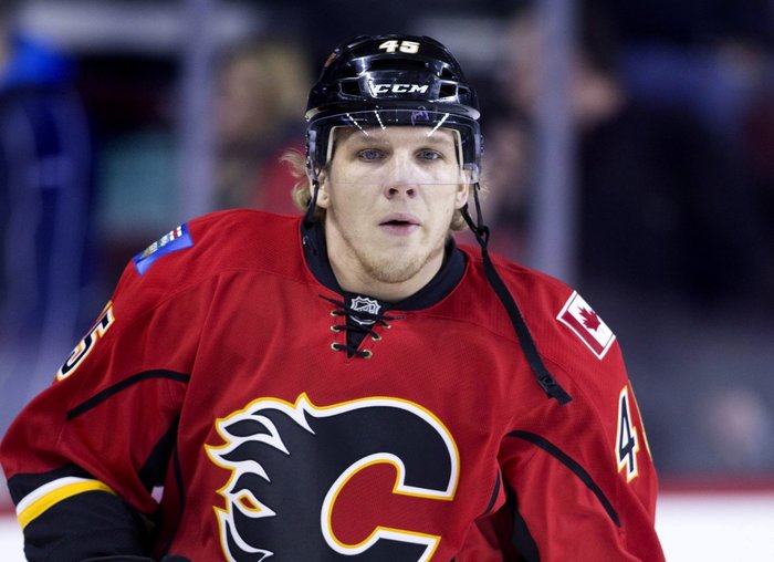 David Wolf bestreitet sein zweites NHL-Spiel für Calgary und gewinnt ...