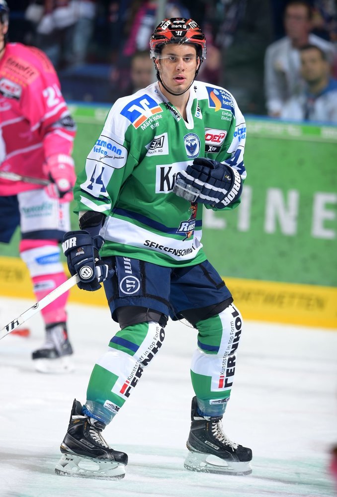 Verteidiger Ryan Button bleibt zwei weitere Jahre in Iserlohn ...