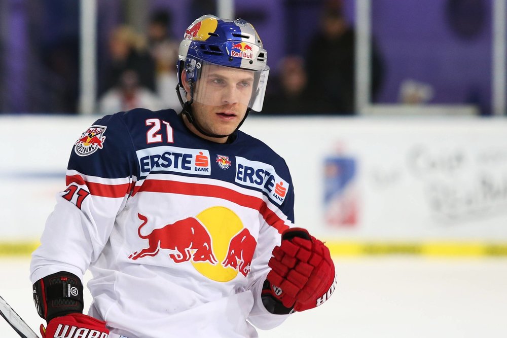 Salzburgs Brett Sterling wird für Attacke gegen Linesman Daniel Soos ...