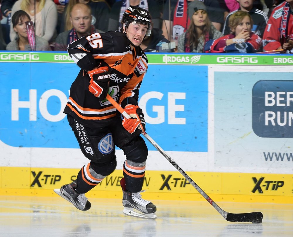 Wolfsburg: Pfohl verlängert Vertrag vorzeitig um ein weiteres Jahr bis ...