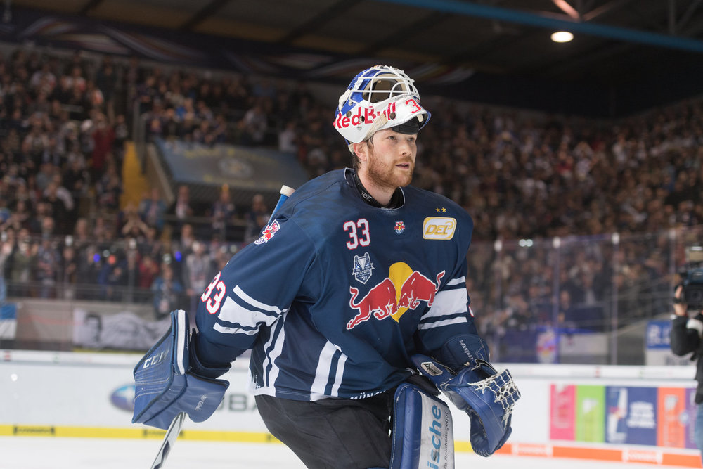 Shugg und Mauer schießen Red Bull München gegen den EV Zug in die Runde ...