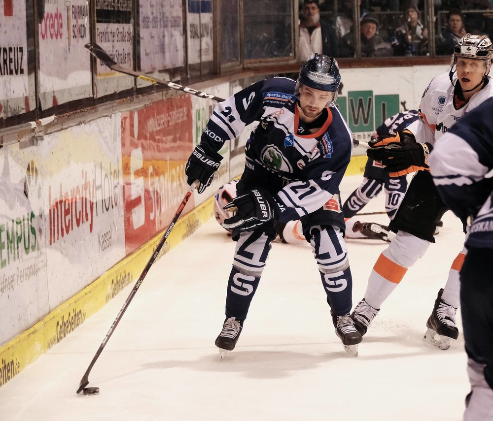 Huskies binden Ryon Moser und testen Verteidiger Kristian Blumenschein ...