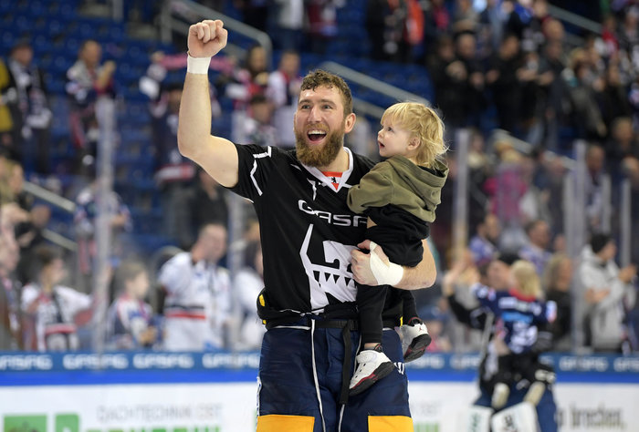 Eisbären Berlin verlängern den Kontrakt von Stürmer Labrie um ein ...