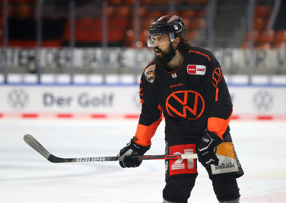 Neuer Vertrag in der Tasche und das Comeback vor Augen: Wolfsburgs ...