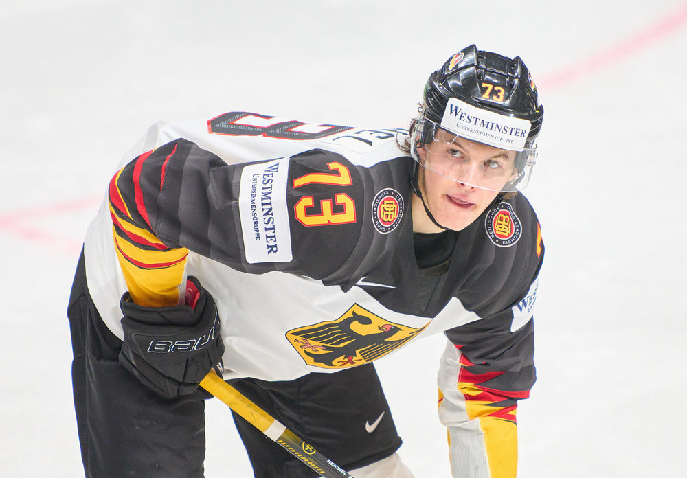 Berlins Top-Talent Lukas Reichel unterschreibt seinen ersten NHL ...