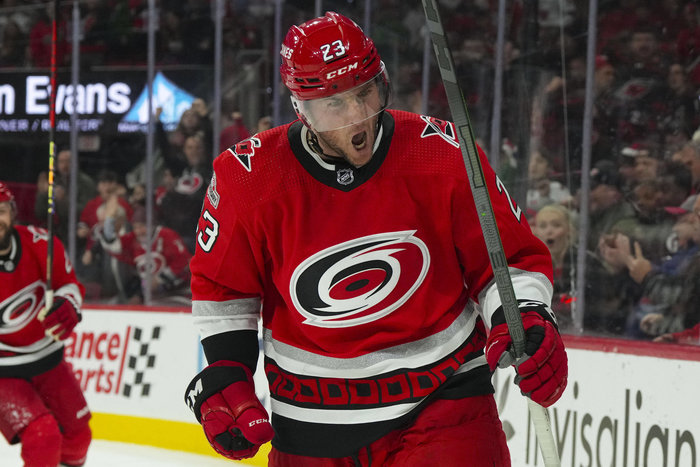 Hurricanes gewinnen Gipfeltreffen mit Devils, Nico Sturm erzielt ...