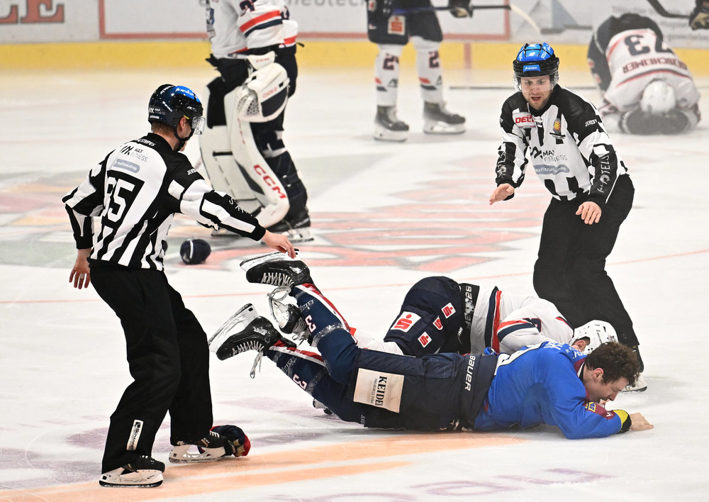 Freiburgs Jesse Roach muss nach Bandencheck gegen Kassels Tom ...
