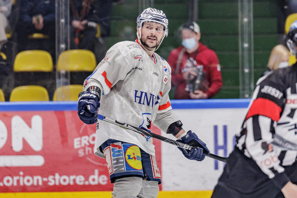 Stockschlag: Heilbronns Stürmer Stefan Della Rovere für ein Spiel ...