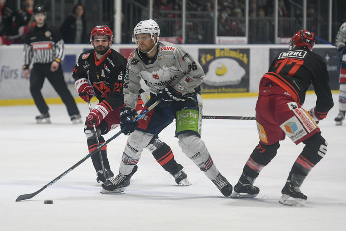 Acht Spieler, darunter die Kontingentspieler Pistilli und Tiainen ...