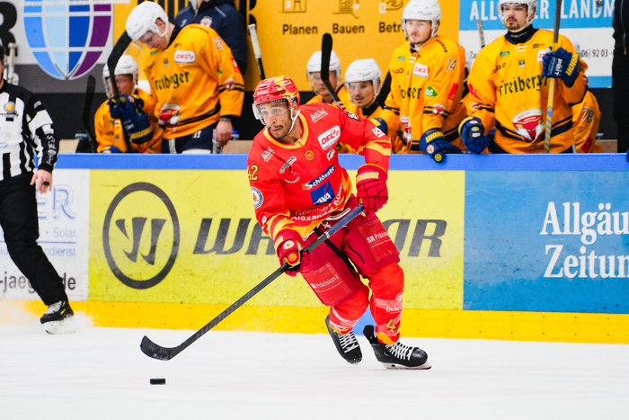 Offensivverteidiger Jamal Watson bleibt bis 2026 beim ESV Kaufbeuren ...