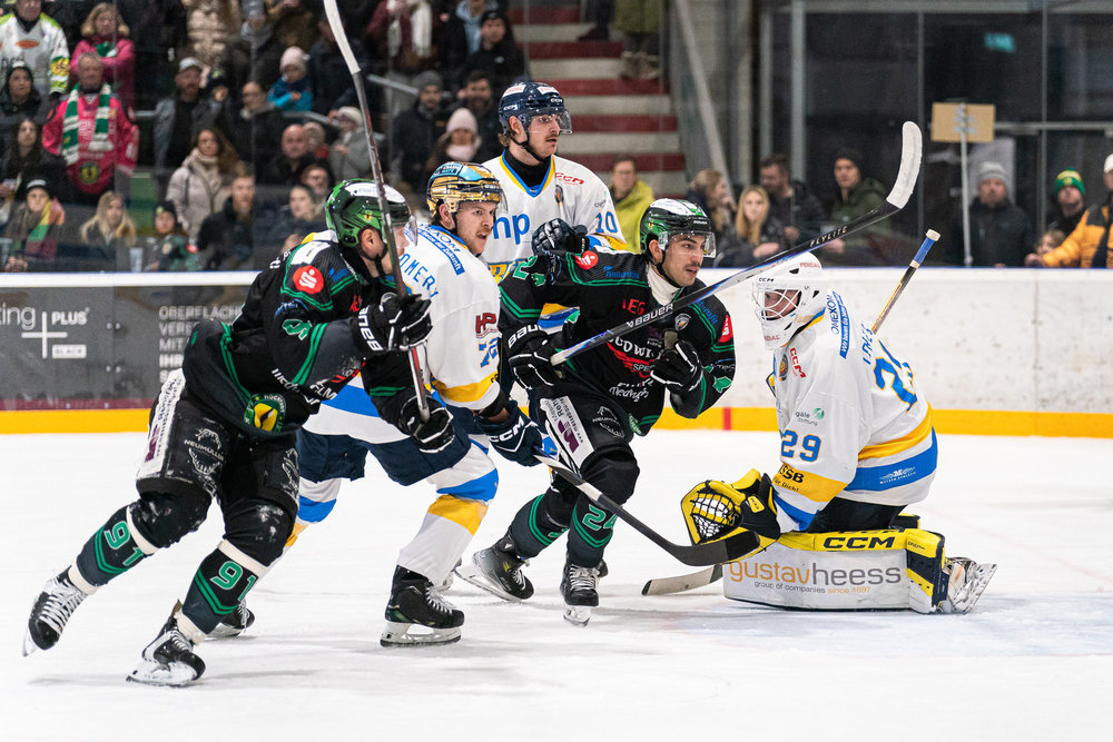 Kaputte Bande in Höchstadt: DEB wertet Spiel zu Gunsten der Stuttgart Rebels - Eishockey NEWS