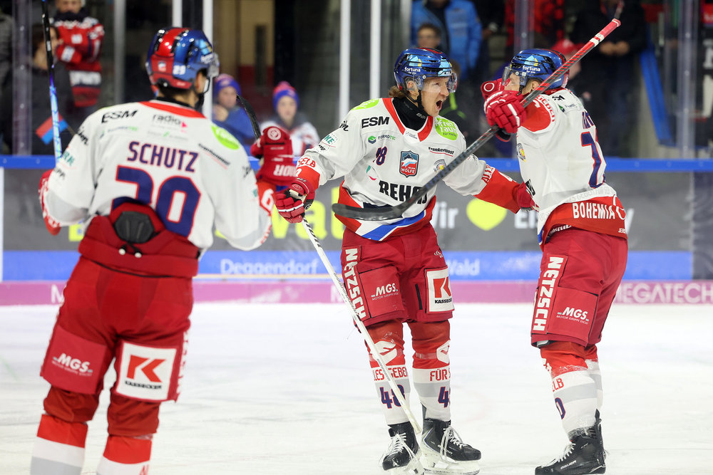 Spitzenduo Deggendorf und Memmingen lässt Federn, Peiting gewinnt Derby ...